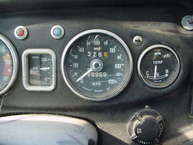 MGB GT 1970/69 MGB GT candidate/Instrument panel Oil P and T engine running